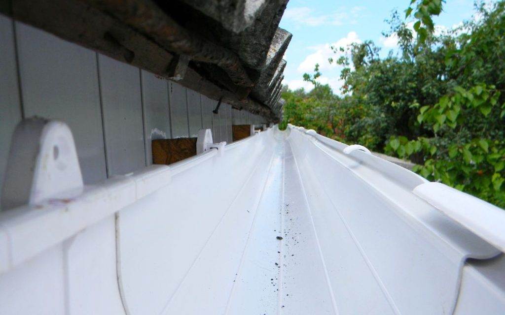How The Different Components Of Eavestroughs All Work Together - Top ...